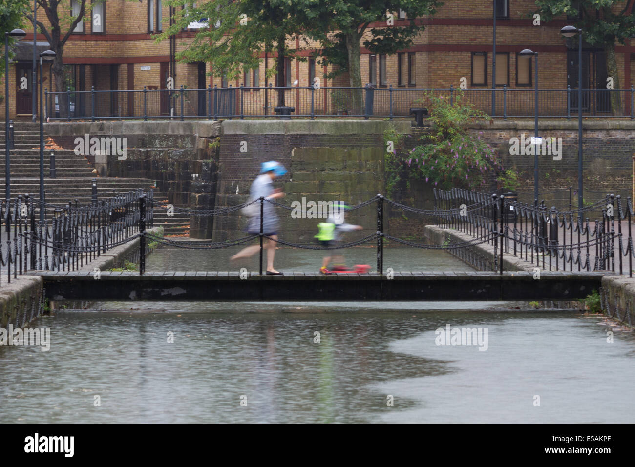Wapping canal hi-res stock photography and images - Alamy