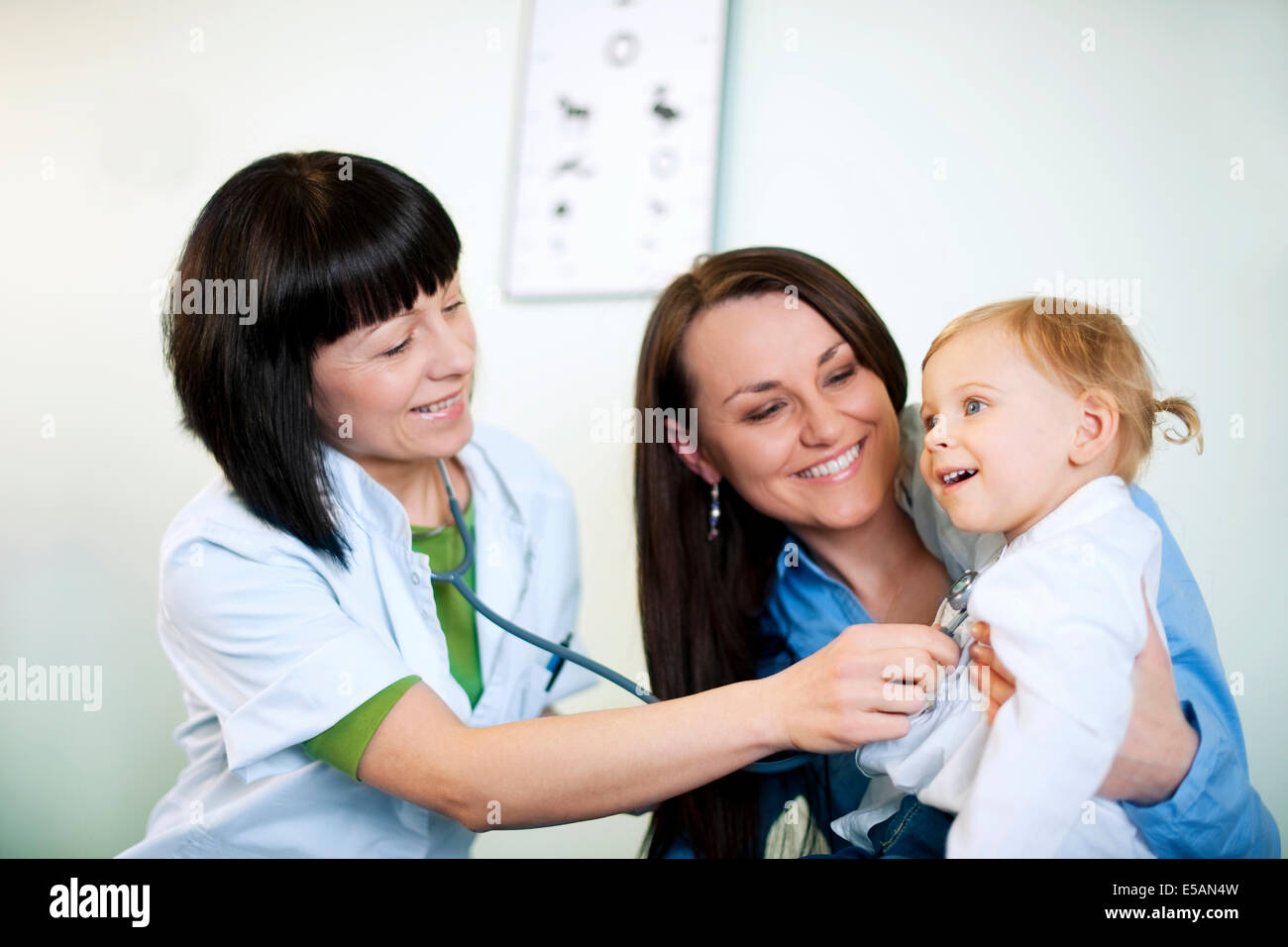 Doctor examining child hi-res stock photography and images - Alamy