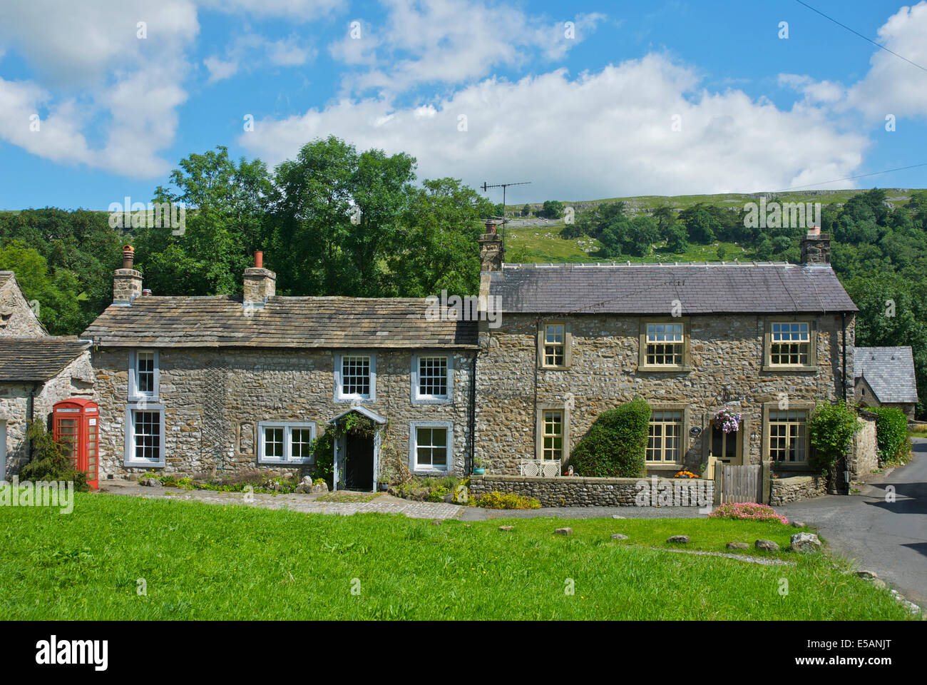 The village green, Arncliffe, Littondale, Yorkshire Dales National Park ...