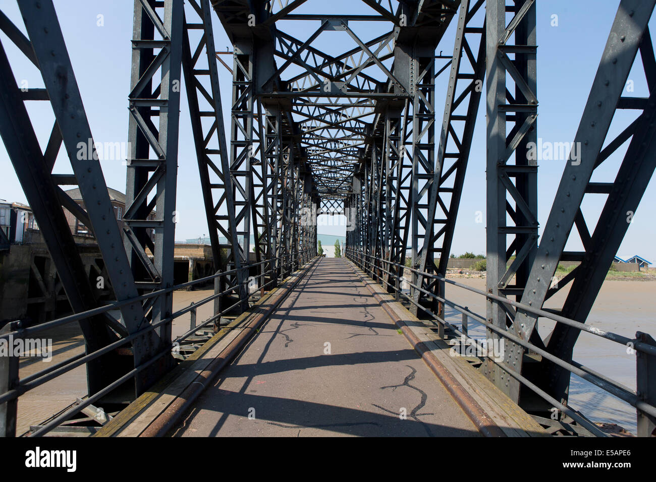 Tilbury Landing Stage Access Bridge. A Multiple Kingpost Truss Bridge ...