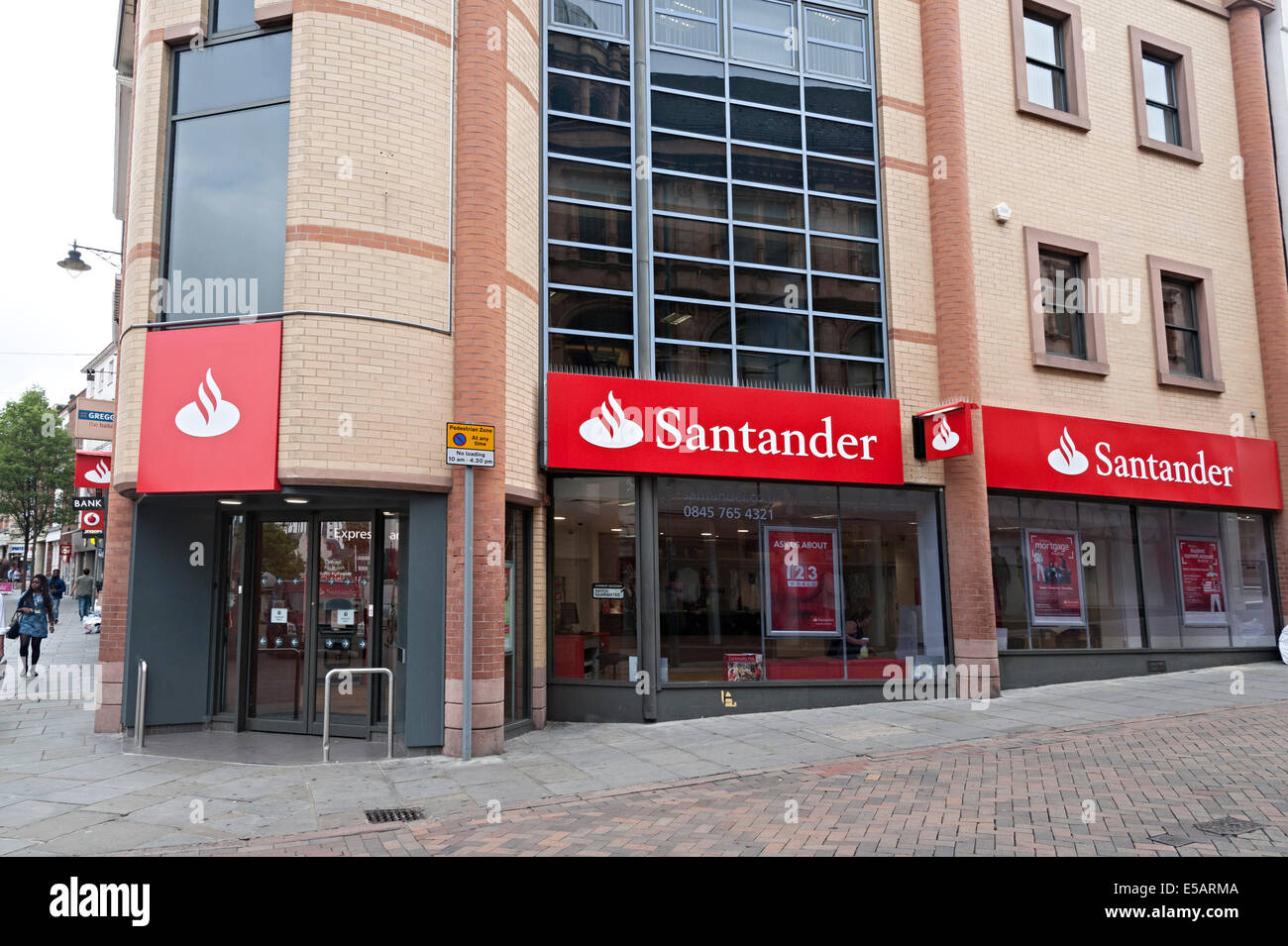 Banco santander bank branch atm hi-res stock photography and images - Alamy