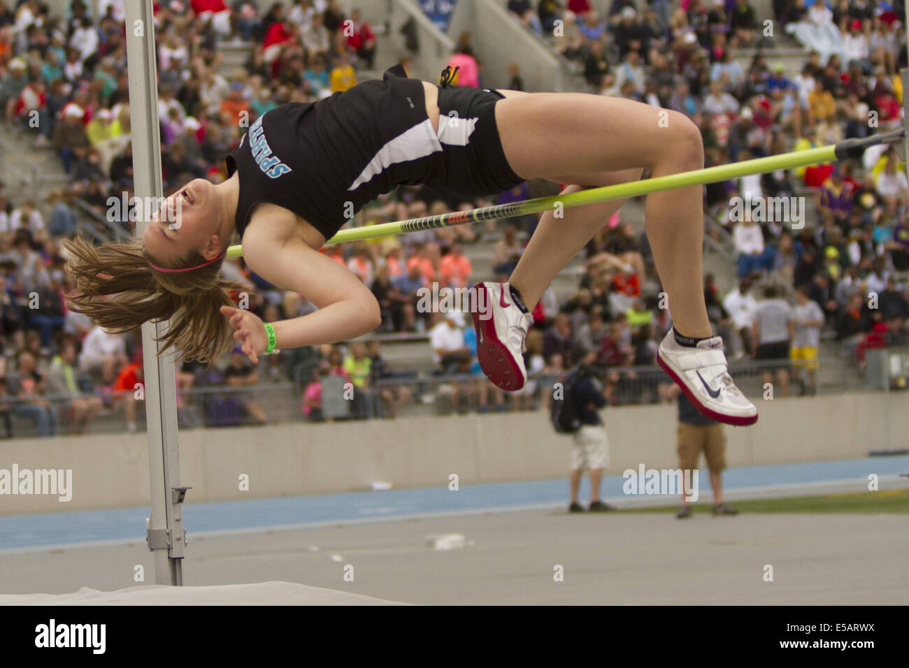 Girls high jump hi-res stock photography and images - Alamy