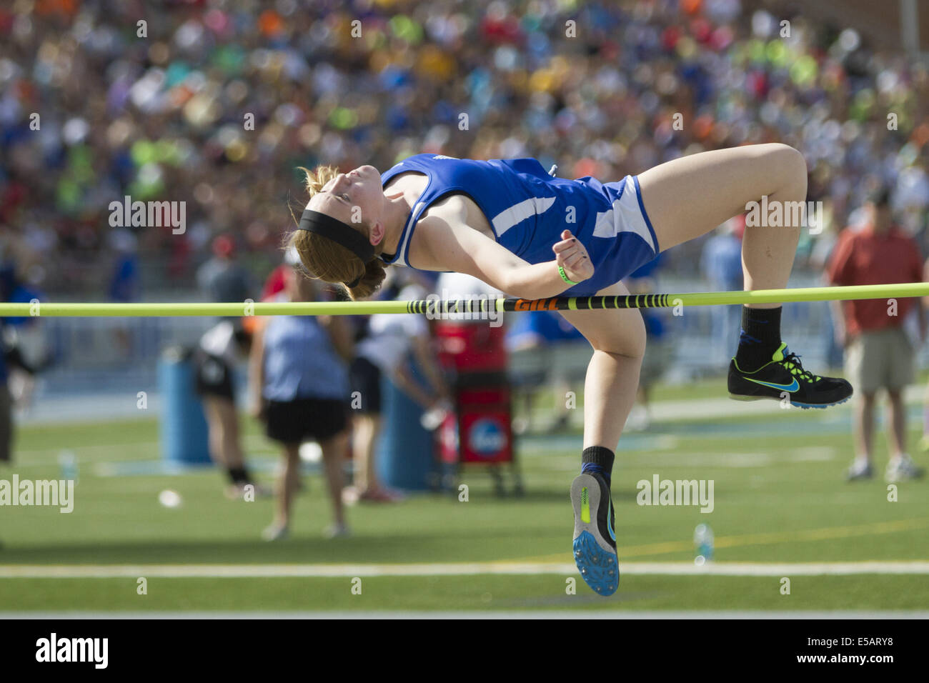 Girls high jump hi-res stock photography and images - Alamy