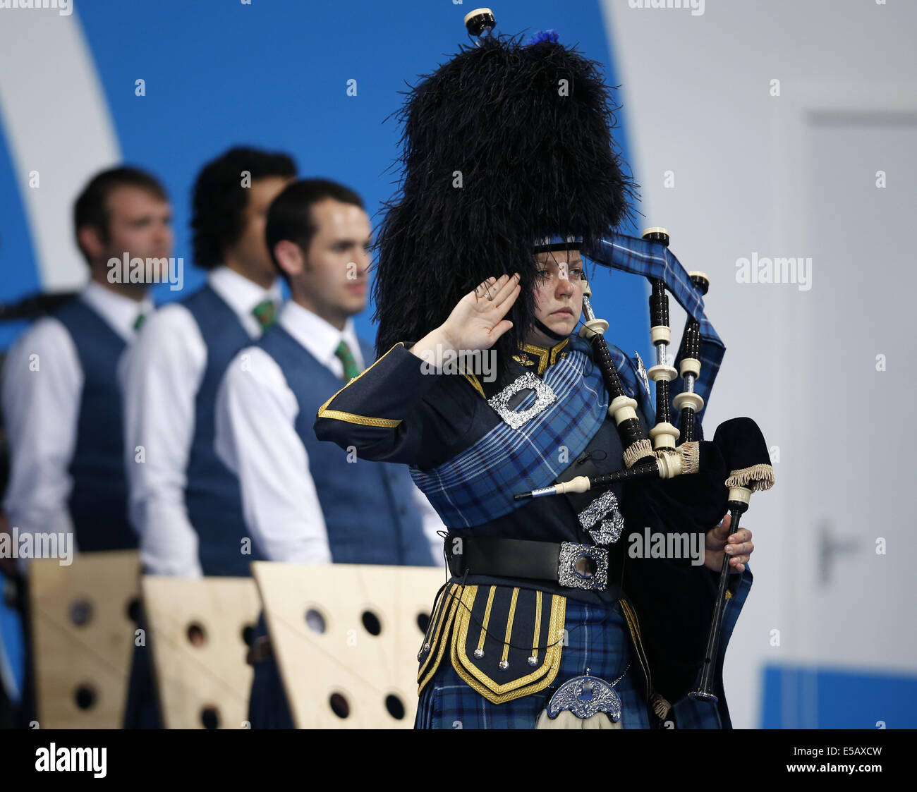 Glasgow bagpipe player hi-res stock photography and images - Alamy