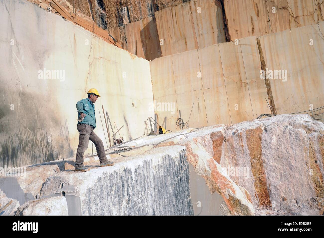 Working quarries hi-res stock photography and images - Alamy