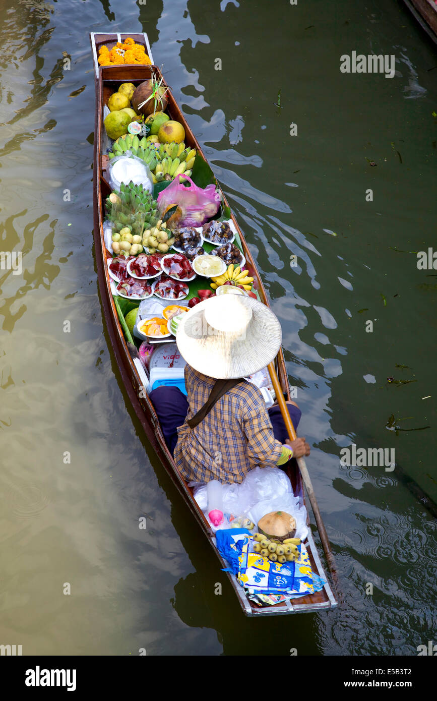 Boat at Damnoen Saduak Floating Market near Bangkok, Thailand ...