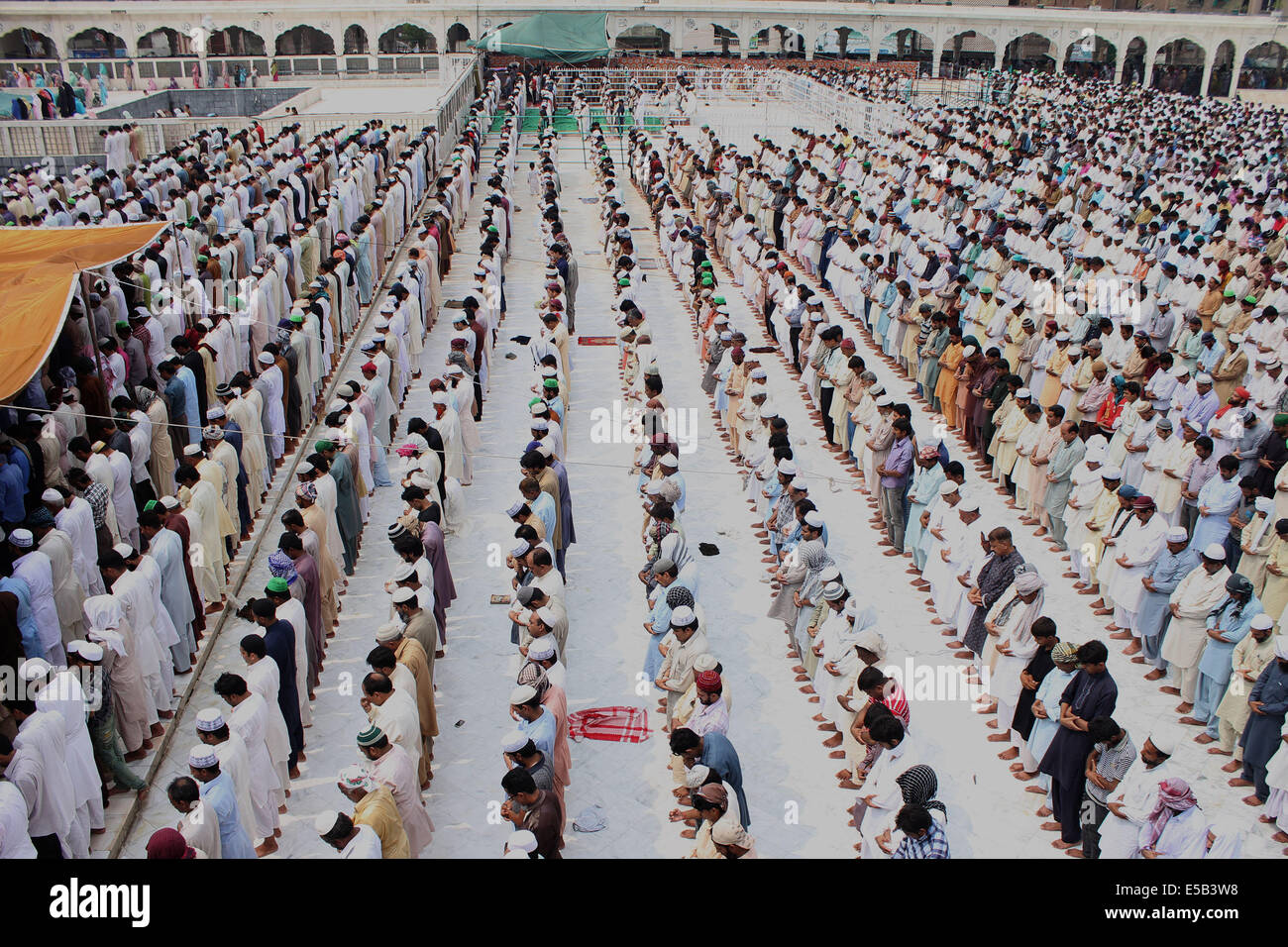 Pakistani faithful Muslims offer Jummat-ul-Vida, the last ...