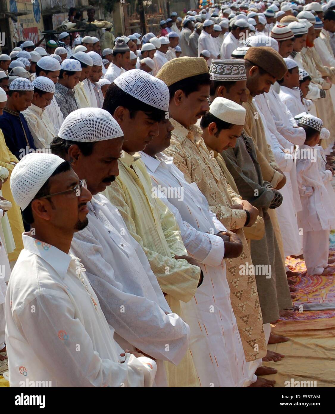 Muslims gather to offer "Al Vida Ki NAmaz" during the last Friday of ...