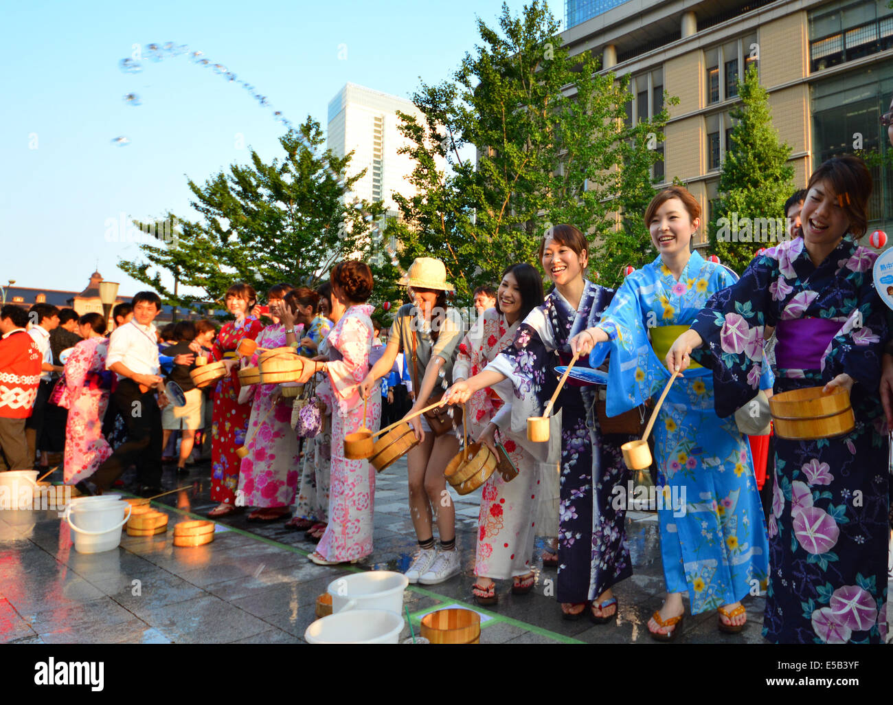 July 25, 2014, Tokyo, Japan - Workers from the offices around Tokyo ...