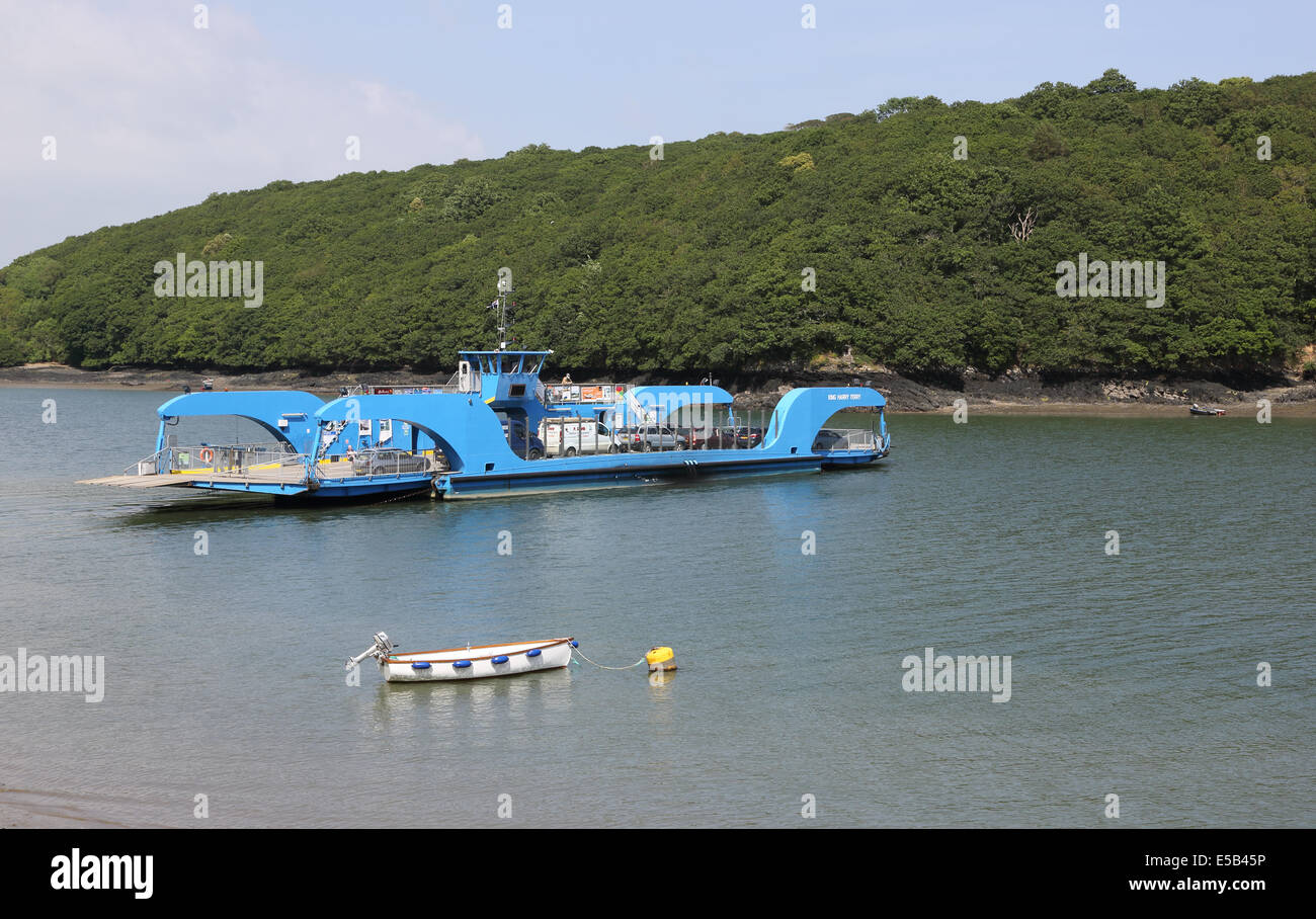the king harry chain ferry in across the river fal cornwall Stock Photo ...