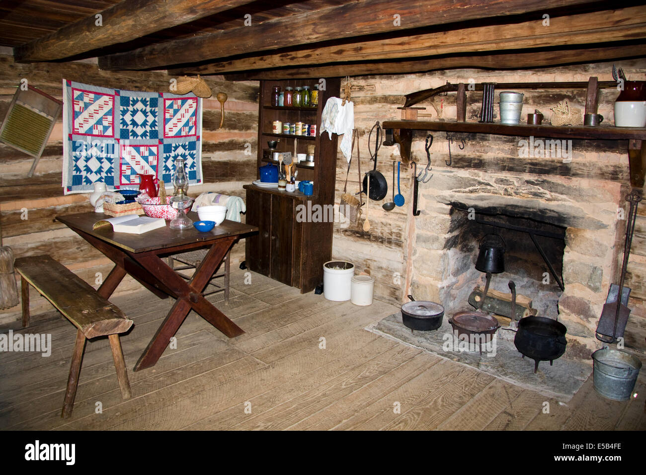 Cabin interior pioneer hi-res stock photography and images - Alamy