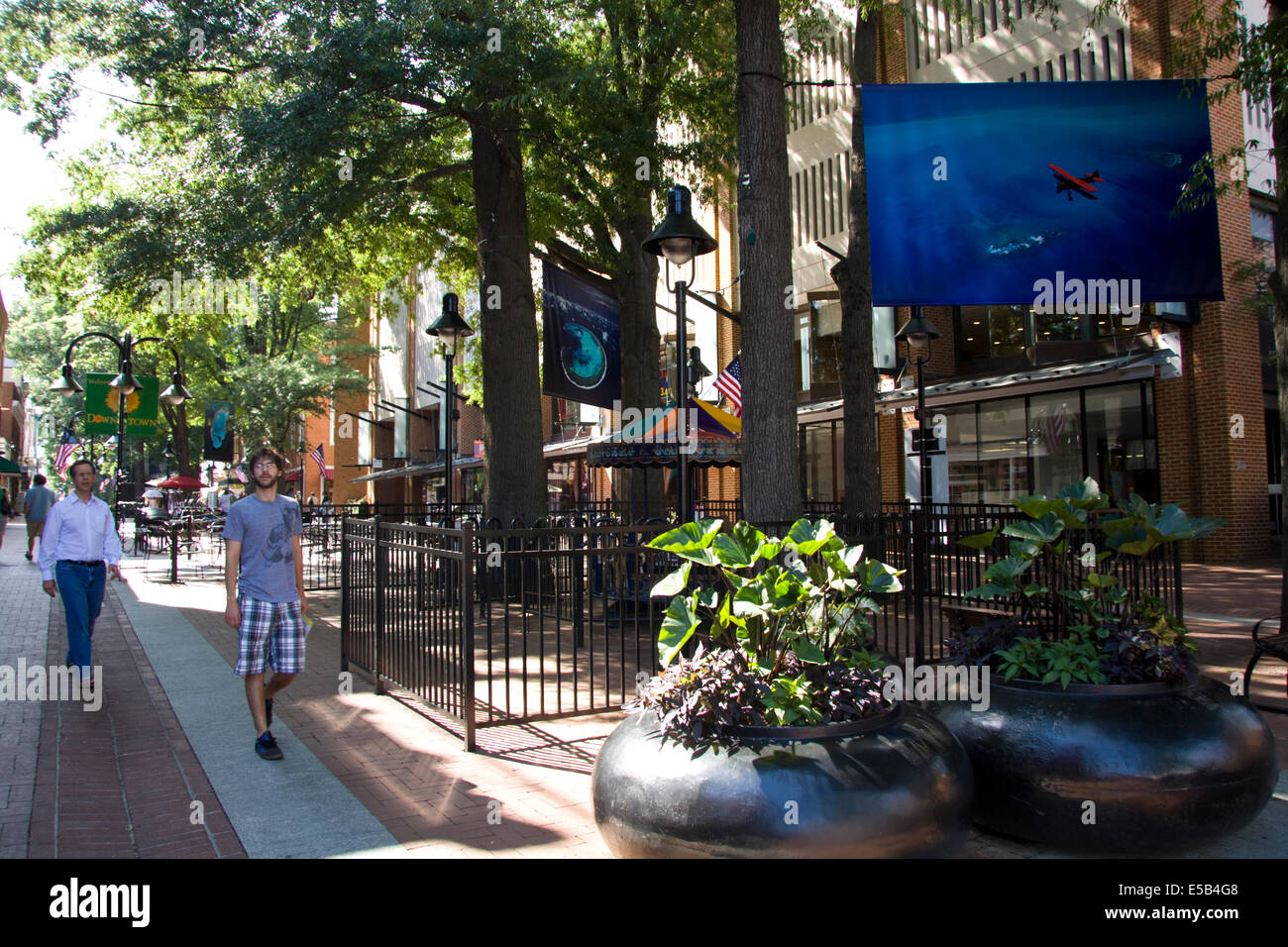 Charlottesville virginia downtown hi-res stock photography and images ...