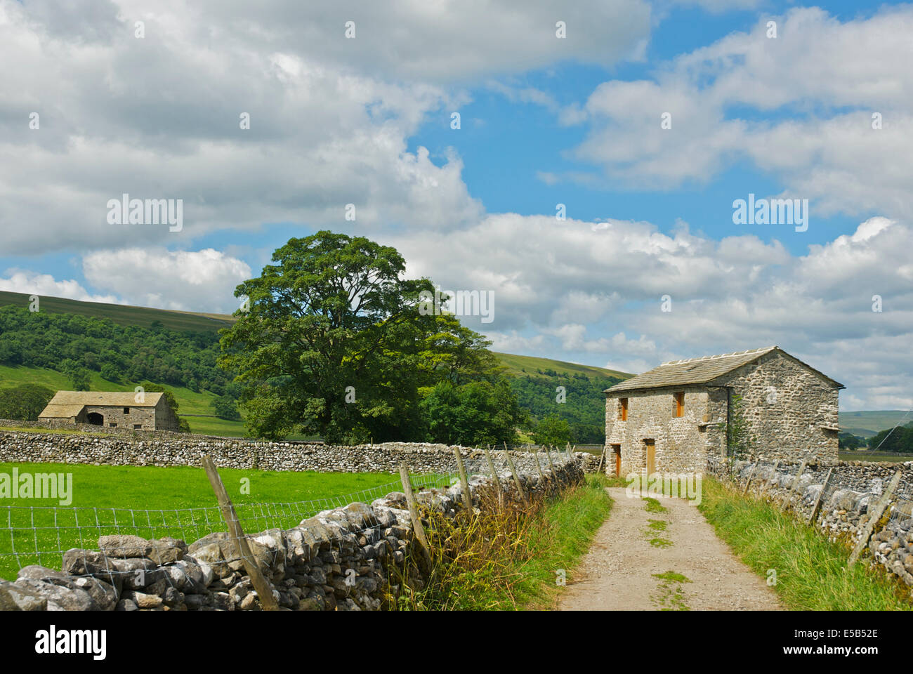 Field barns hi-res stock photography and images - Alamy