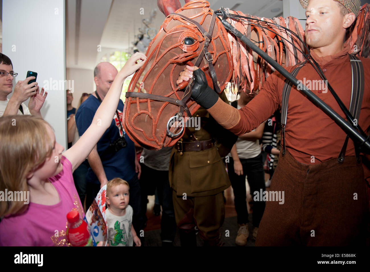 Joey war horse puppet hi-res stock photography and images - Alamy