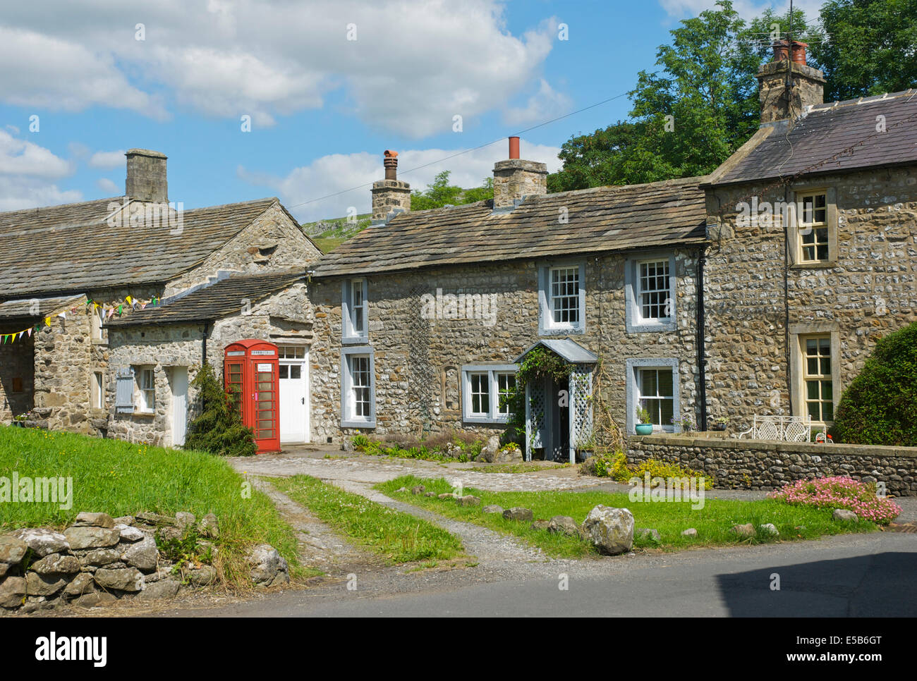 The village of Arncliffe, Littondale, Yorkshire Dales National Park ...