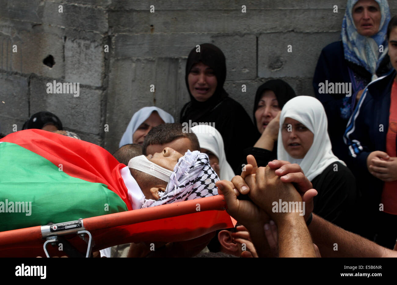 Jenin. 26th July, 2014. Mourners carry the body of 19-year-old ...