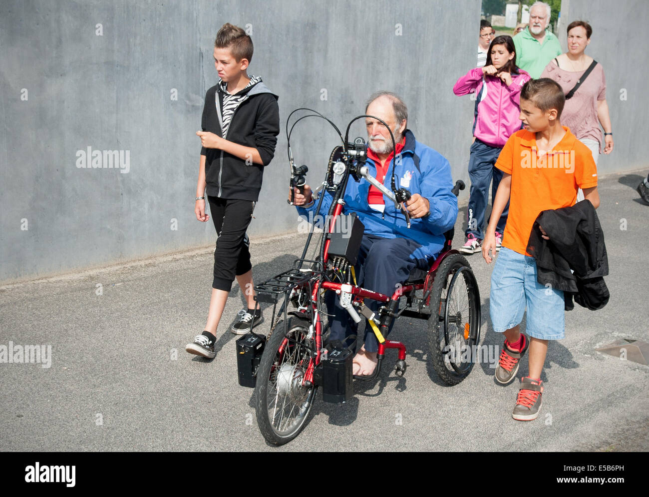 The Frenchman Guy Patin (C) and French pupils at the memorial place ...