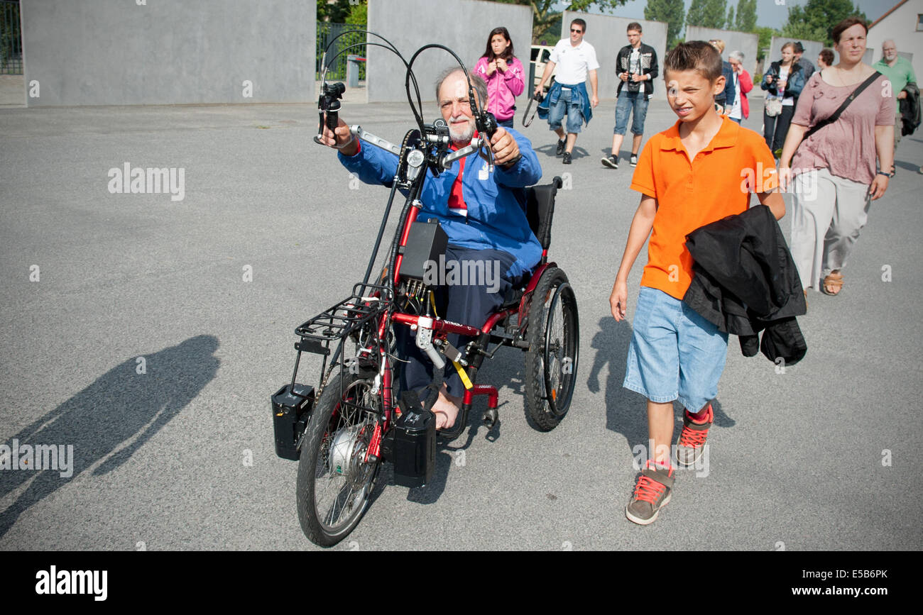 The Frenchman Guy Patin (C) and French pupils at the memorial place ...