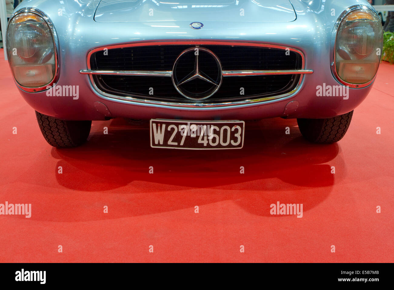 Mercedes logo hi-res stock photography and images - Alamy