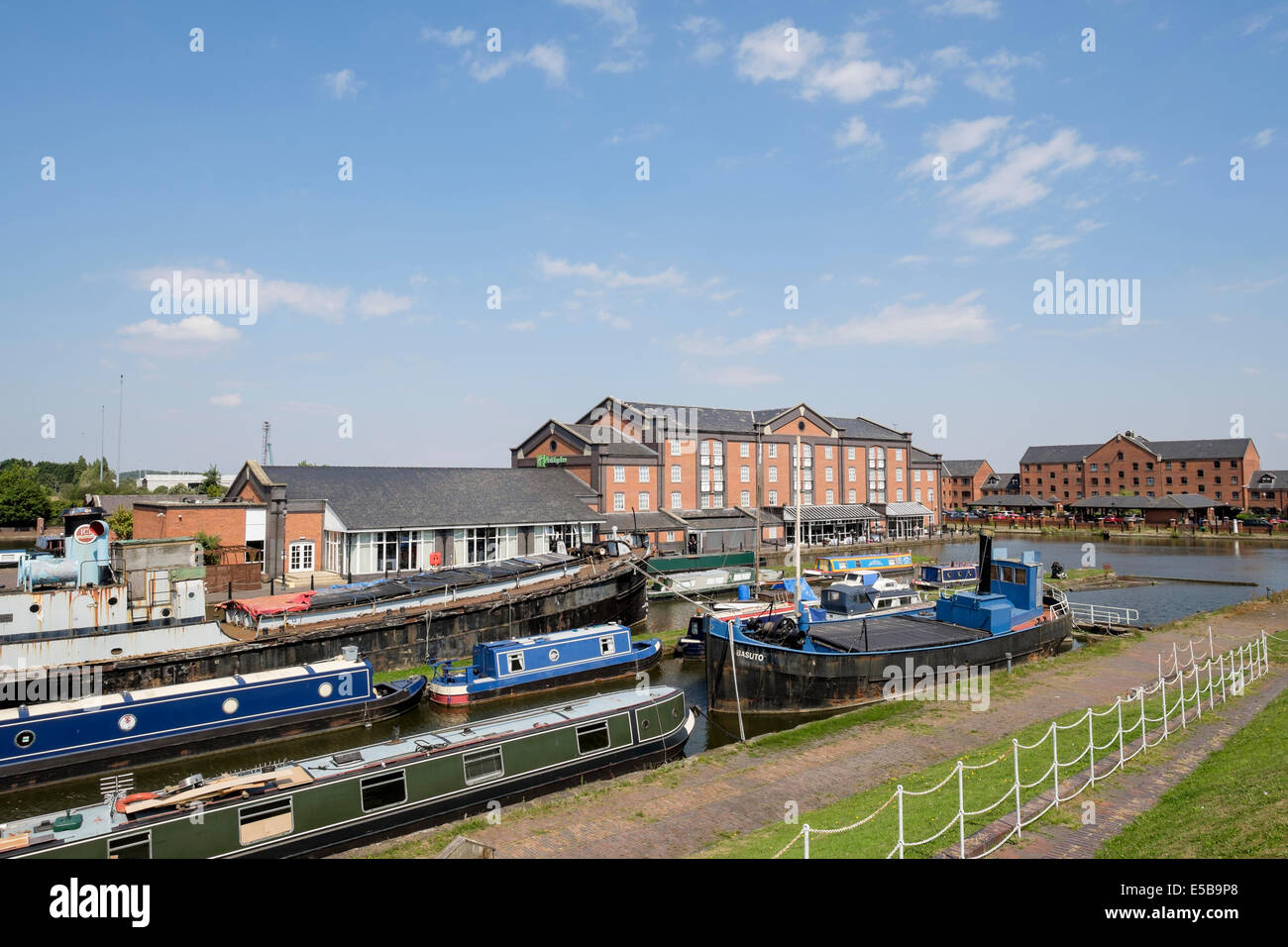 Shropshire union canal hi-res stock photography and images - Alamy
