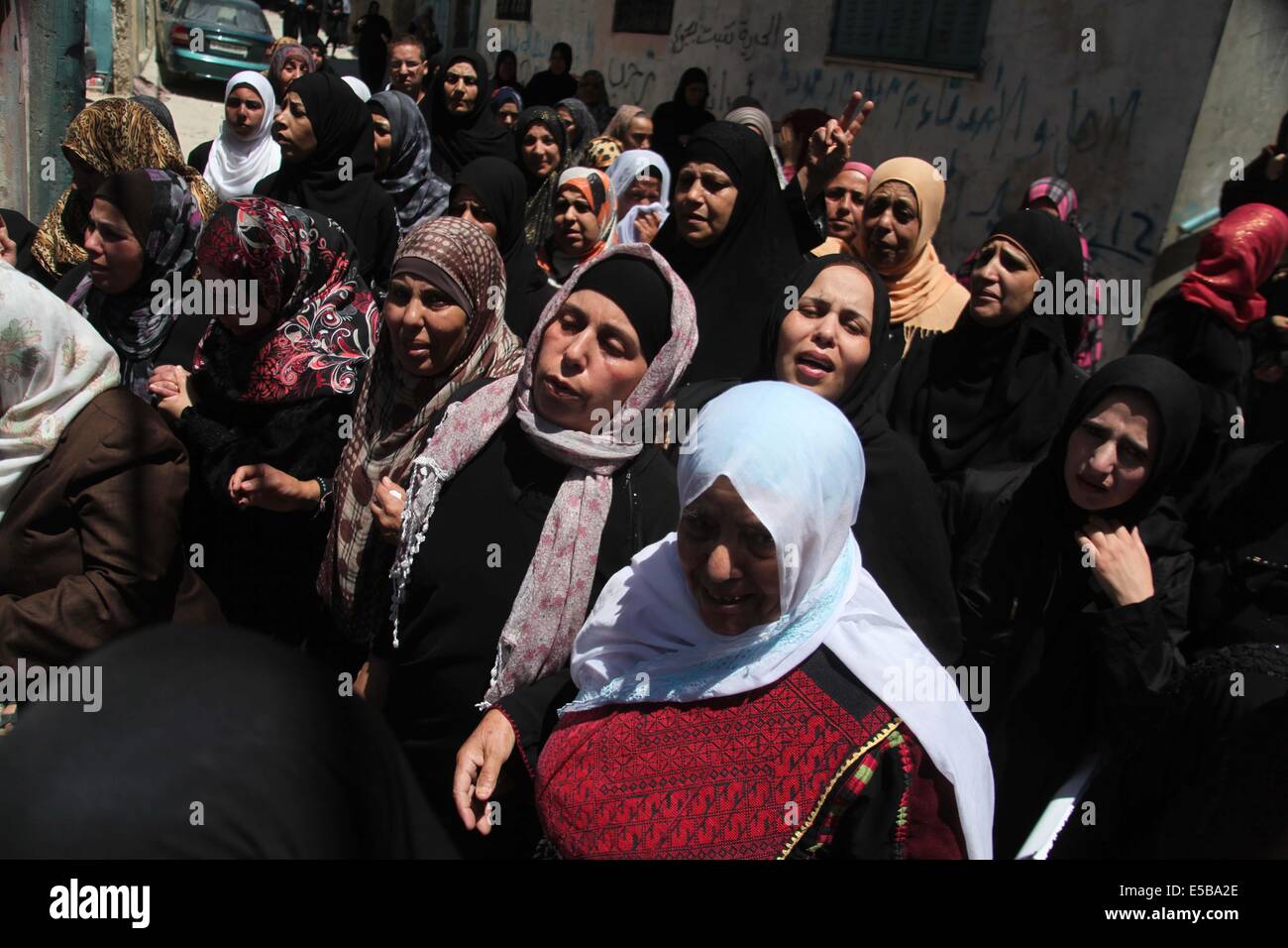 Palestinian refugee camp women soldiers hi-res stock photography and ...