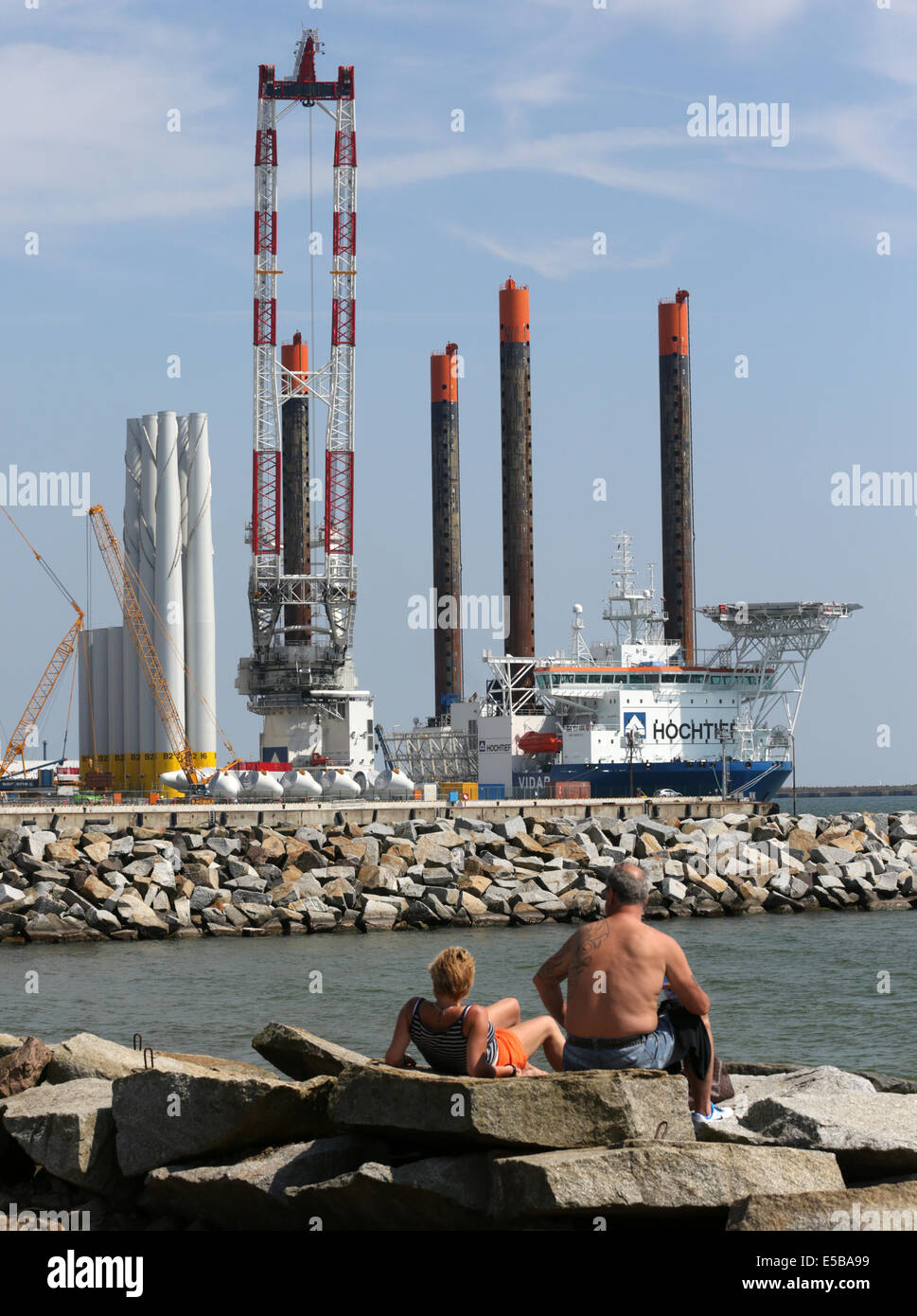 The crane ship "Vidar" is loaded with parts for the Baltic Sea wind ...