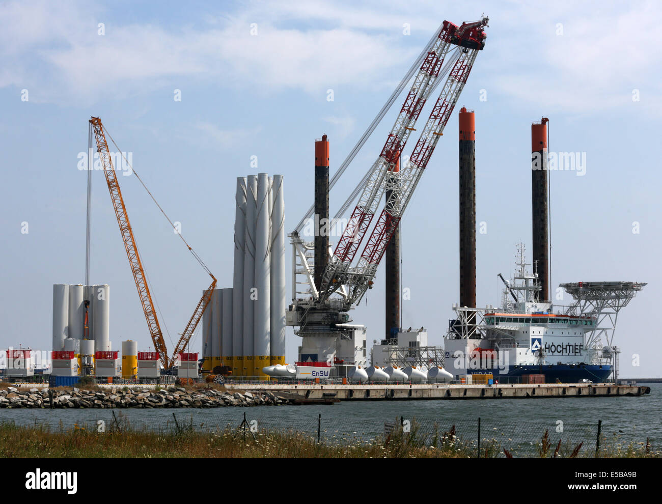 The crane ship "Vidar" is loaded with parts for the Baltic Sea wind ...
