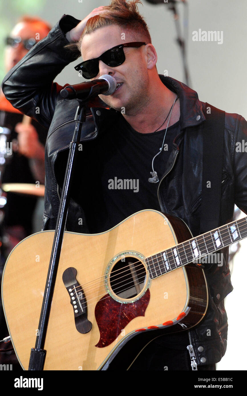 Ryan tedder of onerepublic hi-res stock photography and images - Alamy