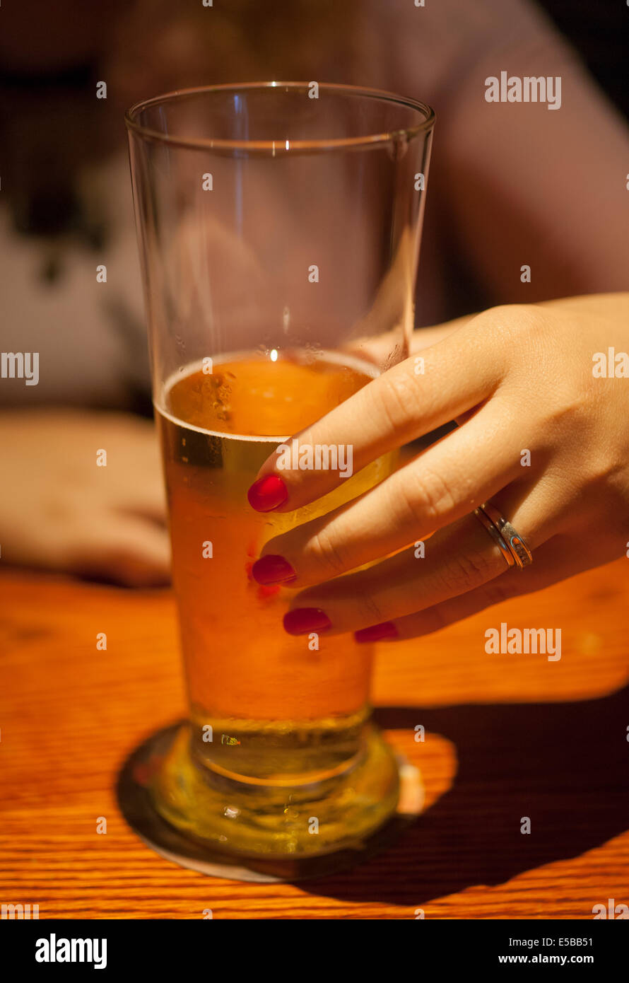Hand holding glass beer hi-res stock photography and images - Alamy