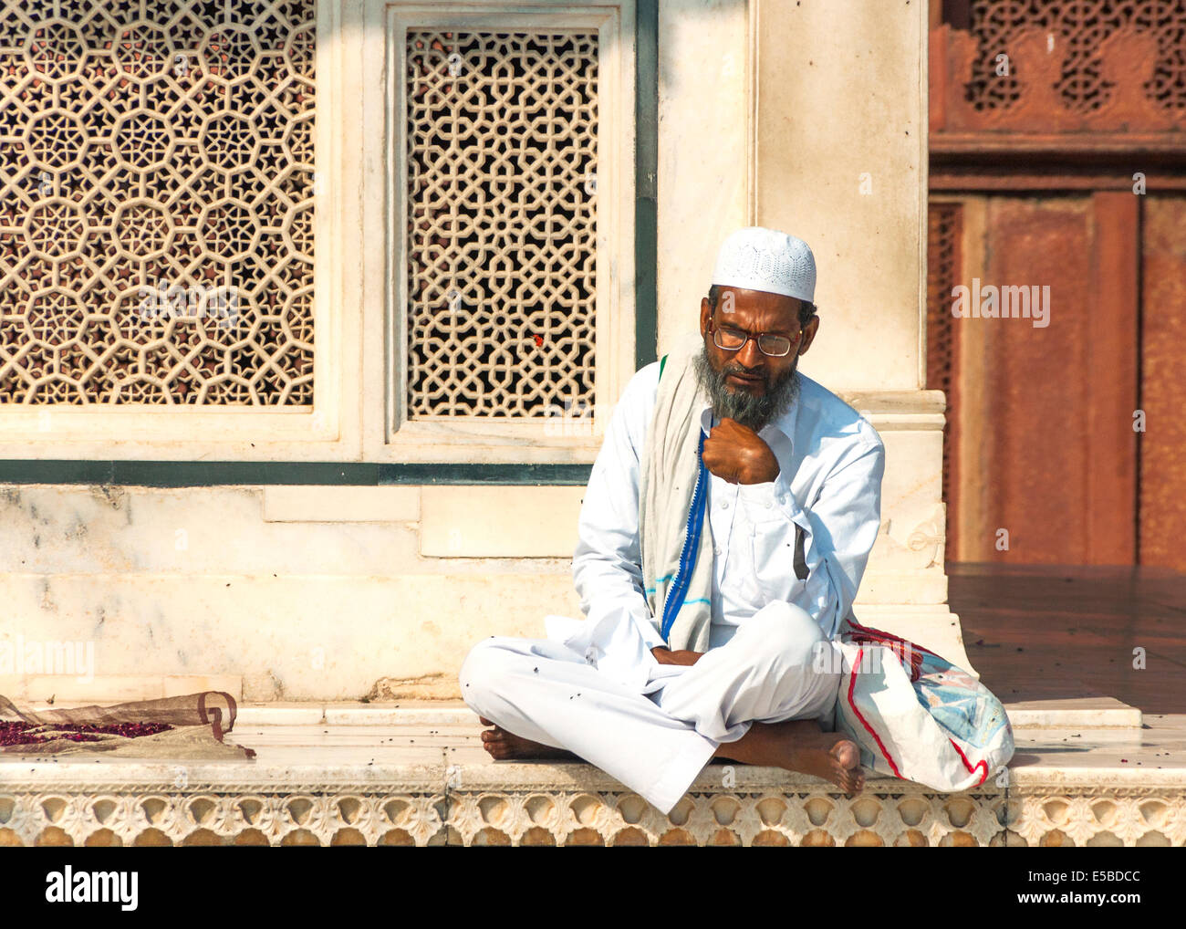 Sitting Sufi Muslim Cleric studies outside the Jama Mashid Mosque Stock ...
