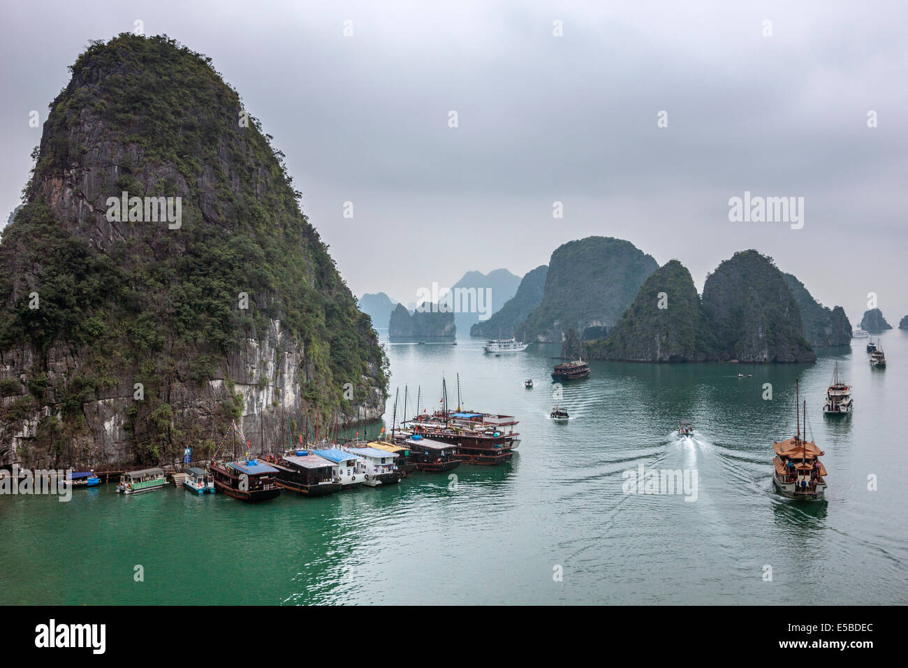 Floating village with dock on the side of mountain Stock Photo - Alamy