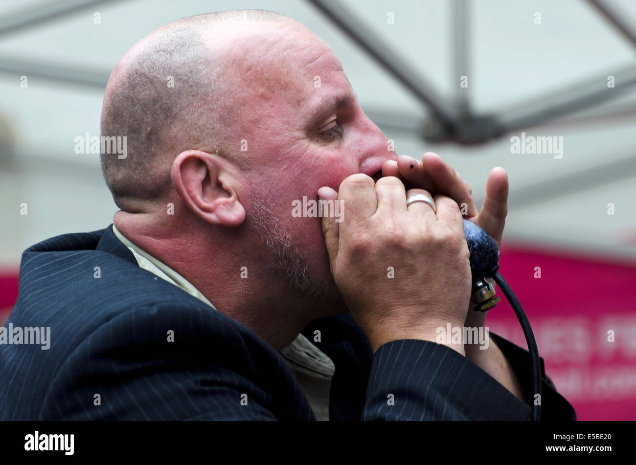 Gary Martin performing with the Jensen Interceptors at the Mardi Gras ...