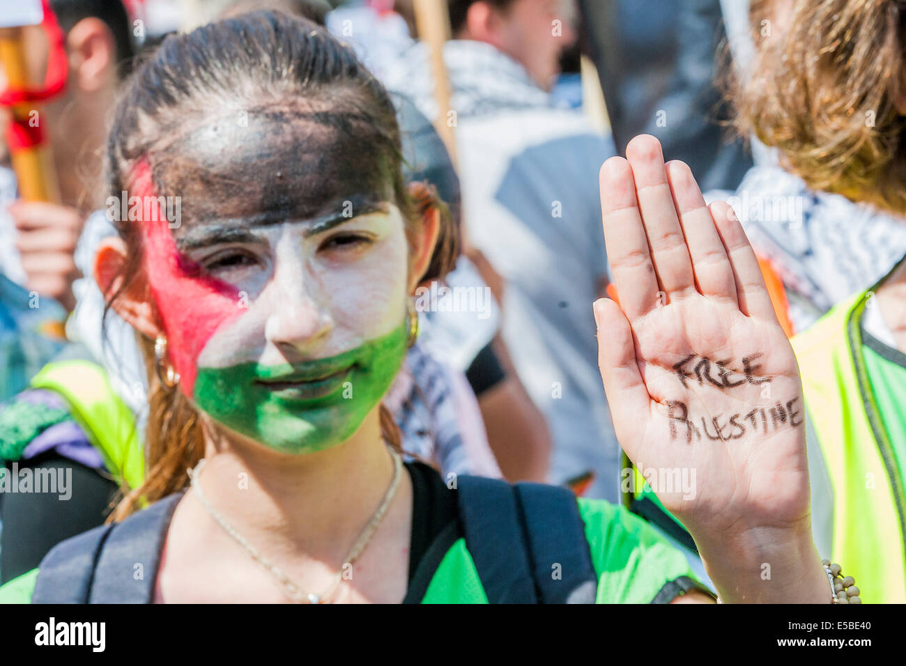 Palestine flag face paint hi-res stock photography and images - Alamy