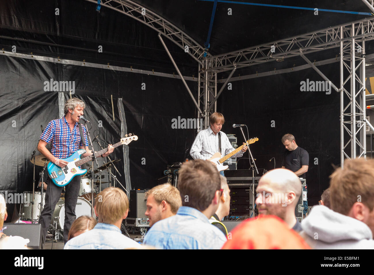 Band with two guitarists hi-res stock photography and images - Alamy