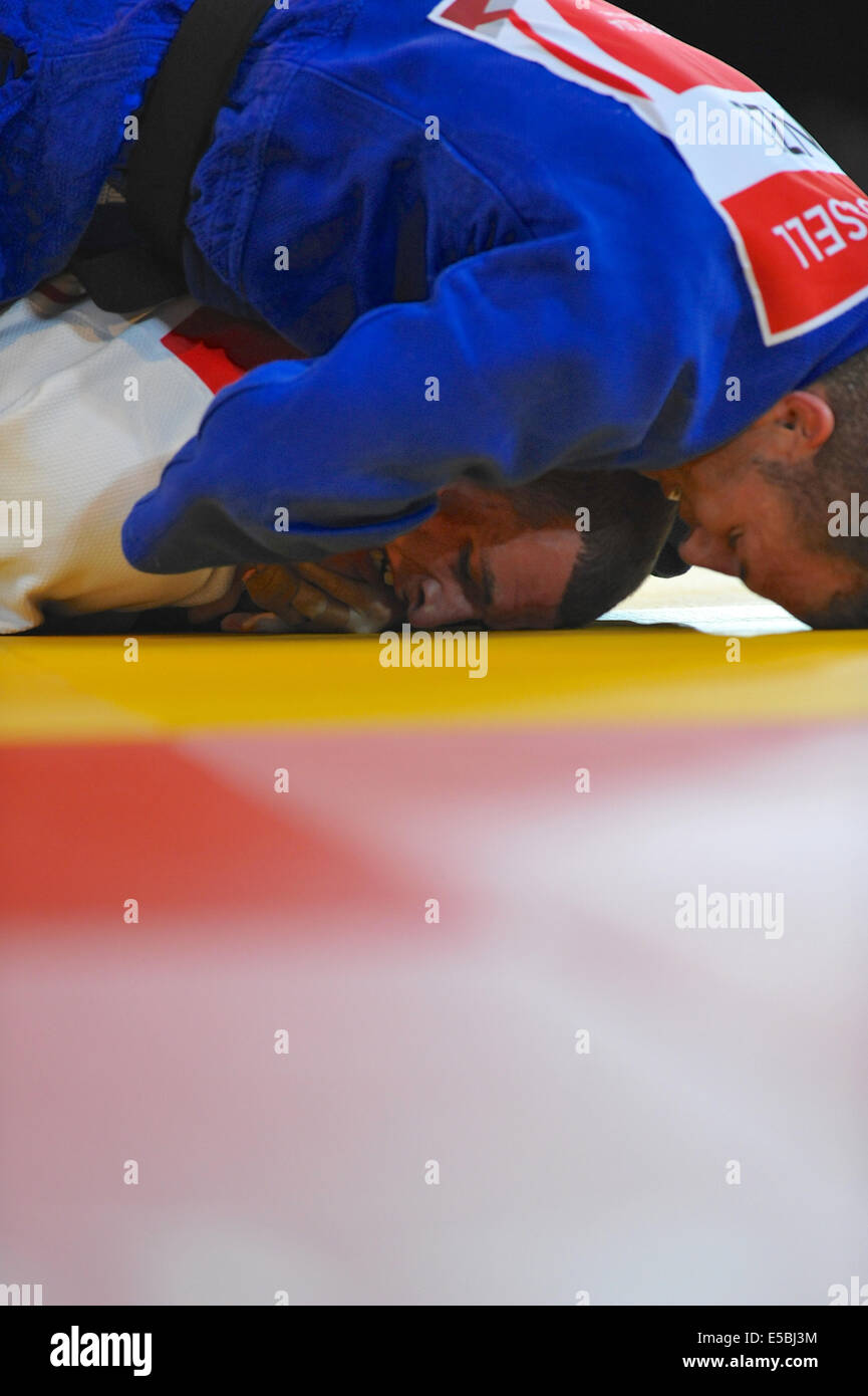 Glasgow, UK. 26th July, 2014. Dramatic scenes as Ryan Dill-Russell (NZL ...