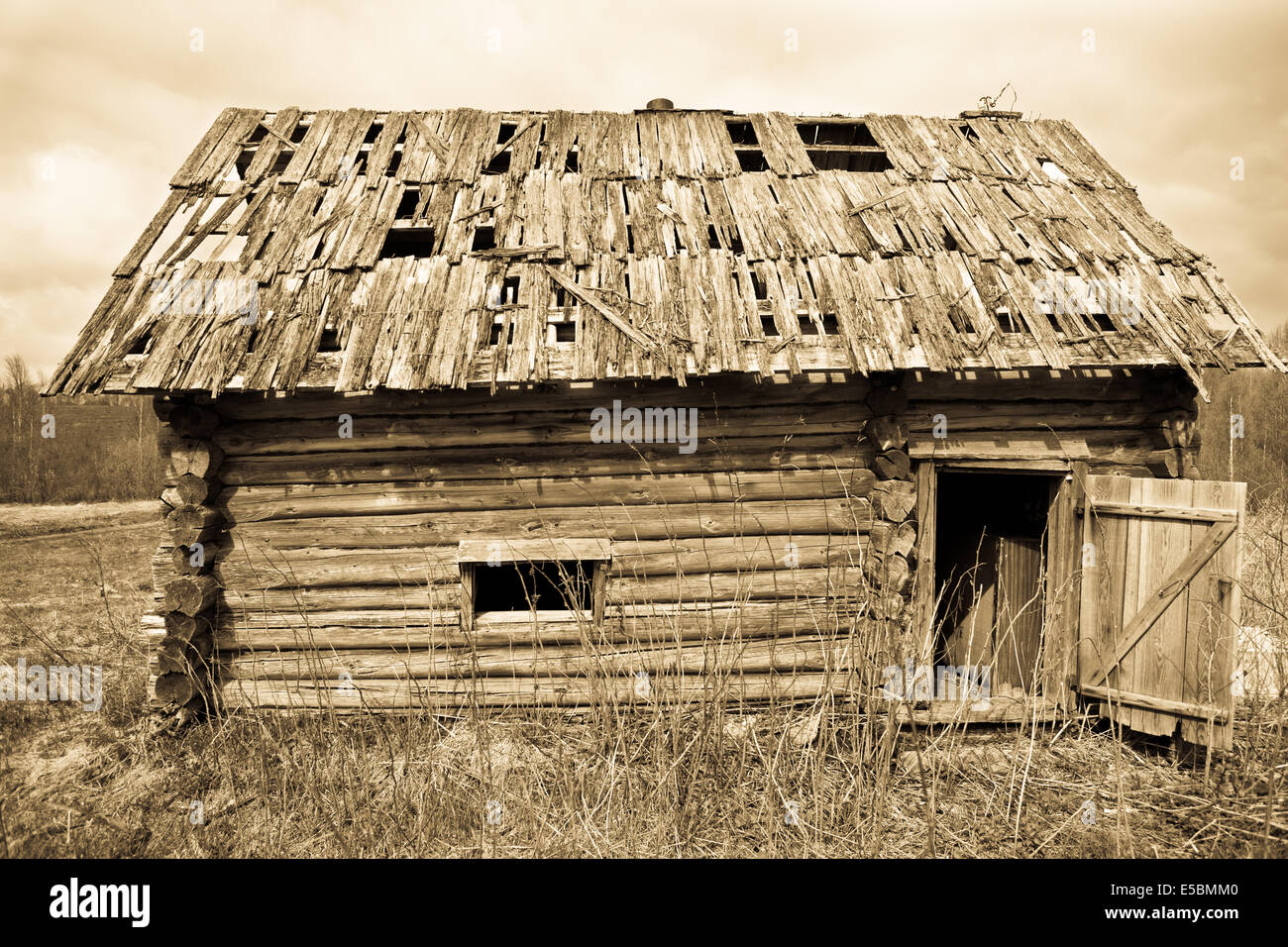 Very old and ramshackle house in Russian village Stock Photo - Alamy