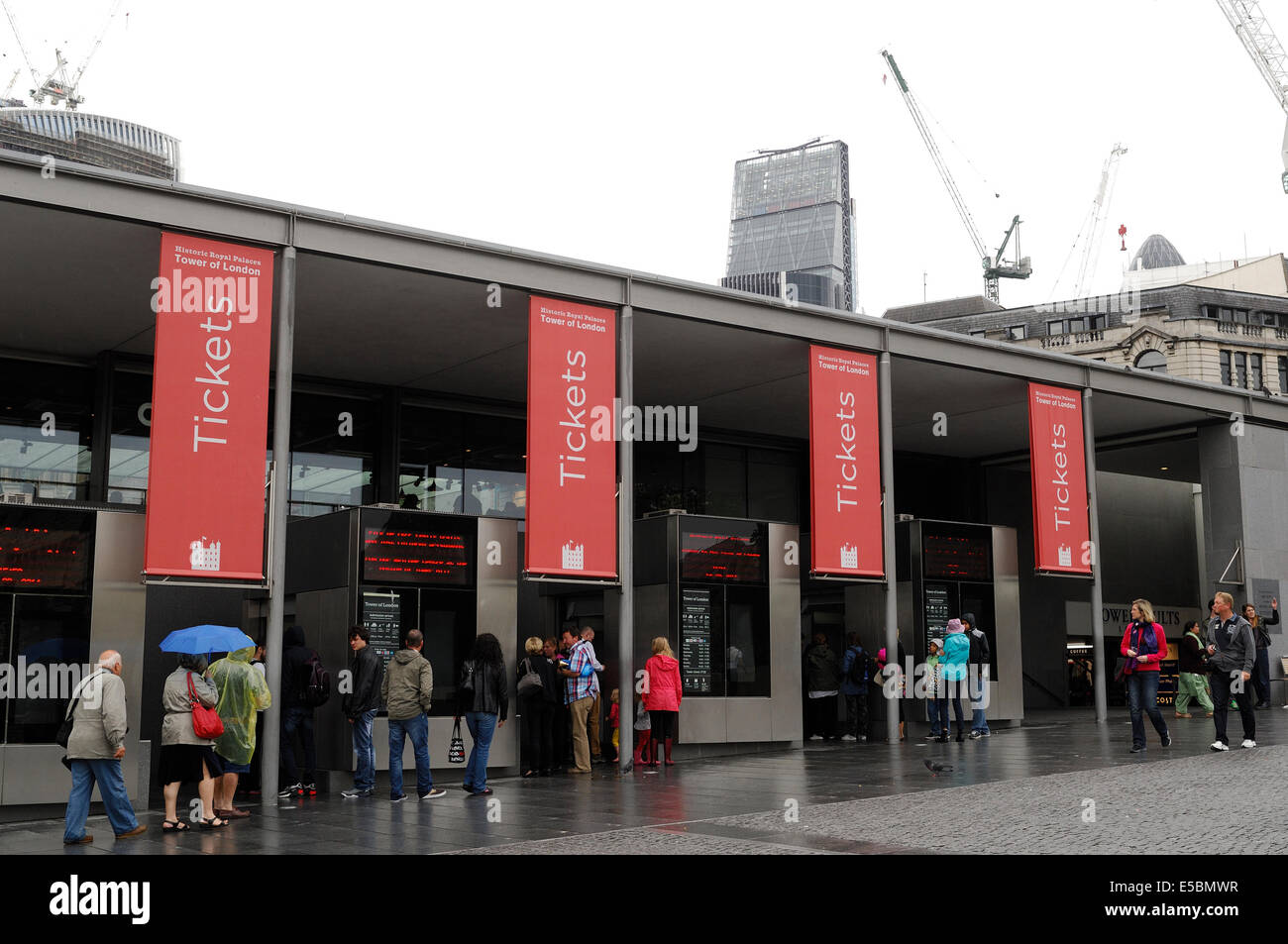 Tower of london queuing hi-res stock photography and images - Alamy