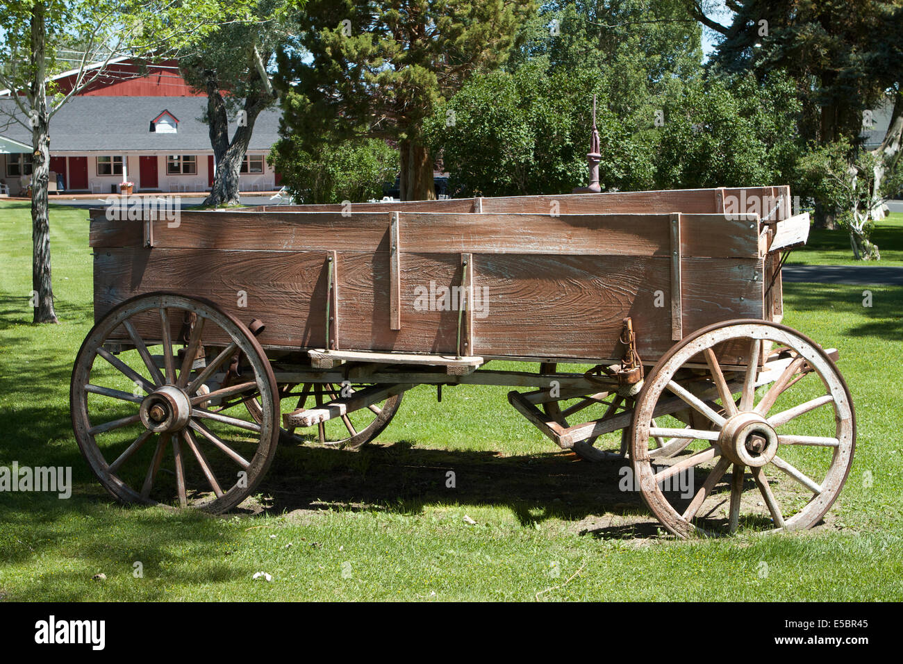 Old wooden wagon with wood spoke wheels in Bridgeport California Stock ...
