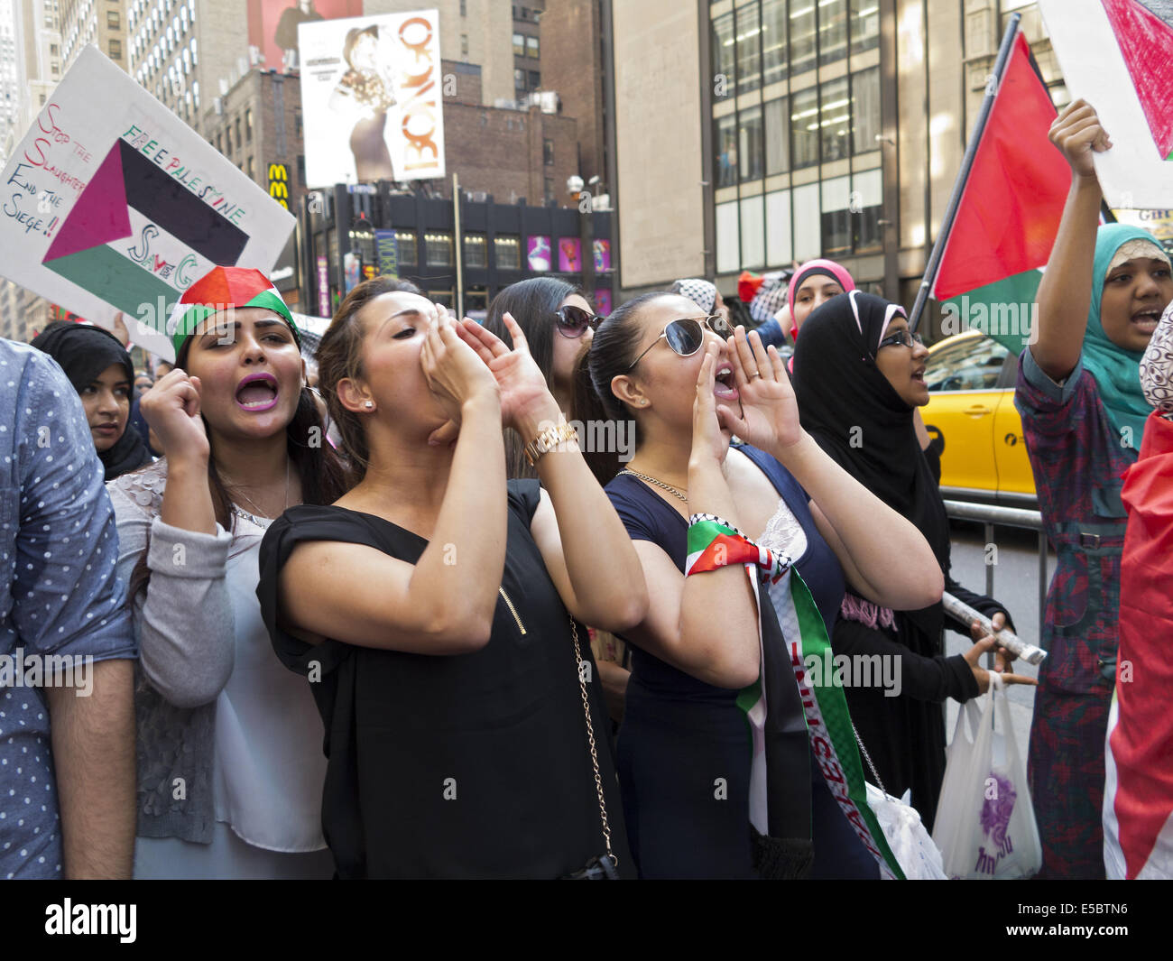 USA: NYC, NY. Pro-Palestinian demonstration at Times Square protesting ...