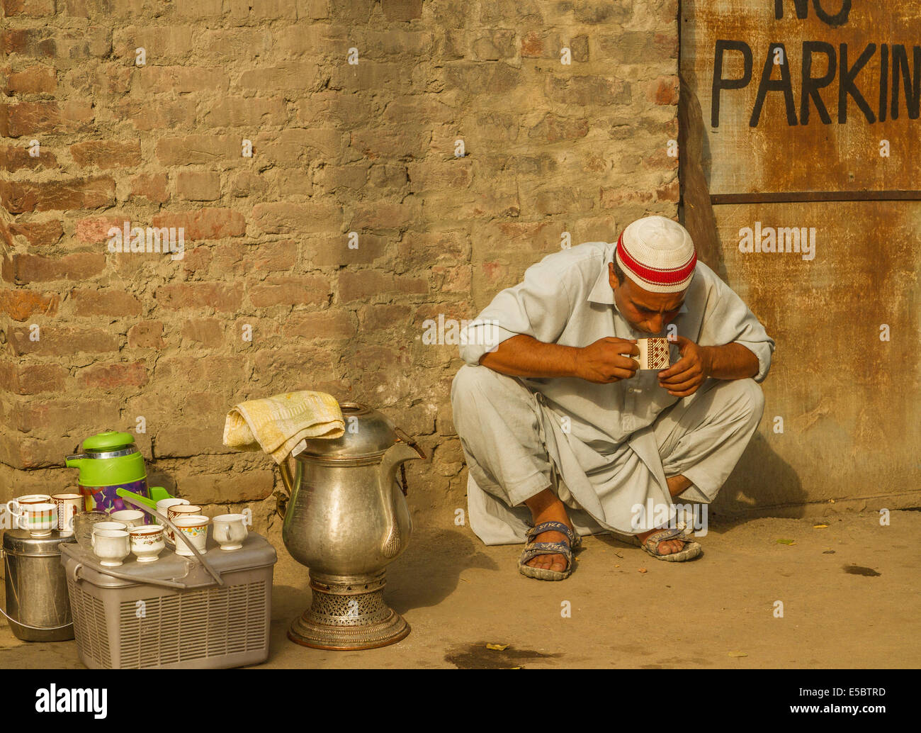 Kashmiri gentlemen sitting on roadside drinking tea Stock Photo - Alamy