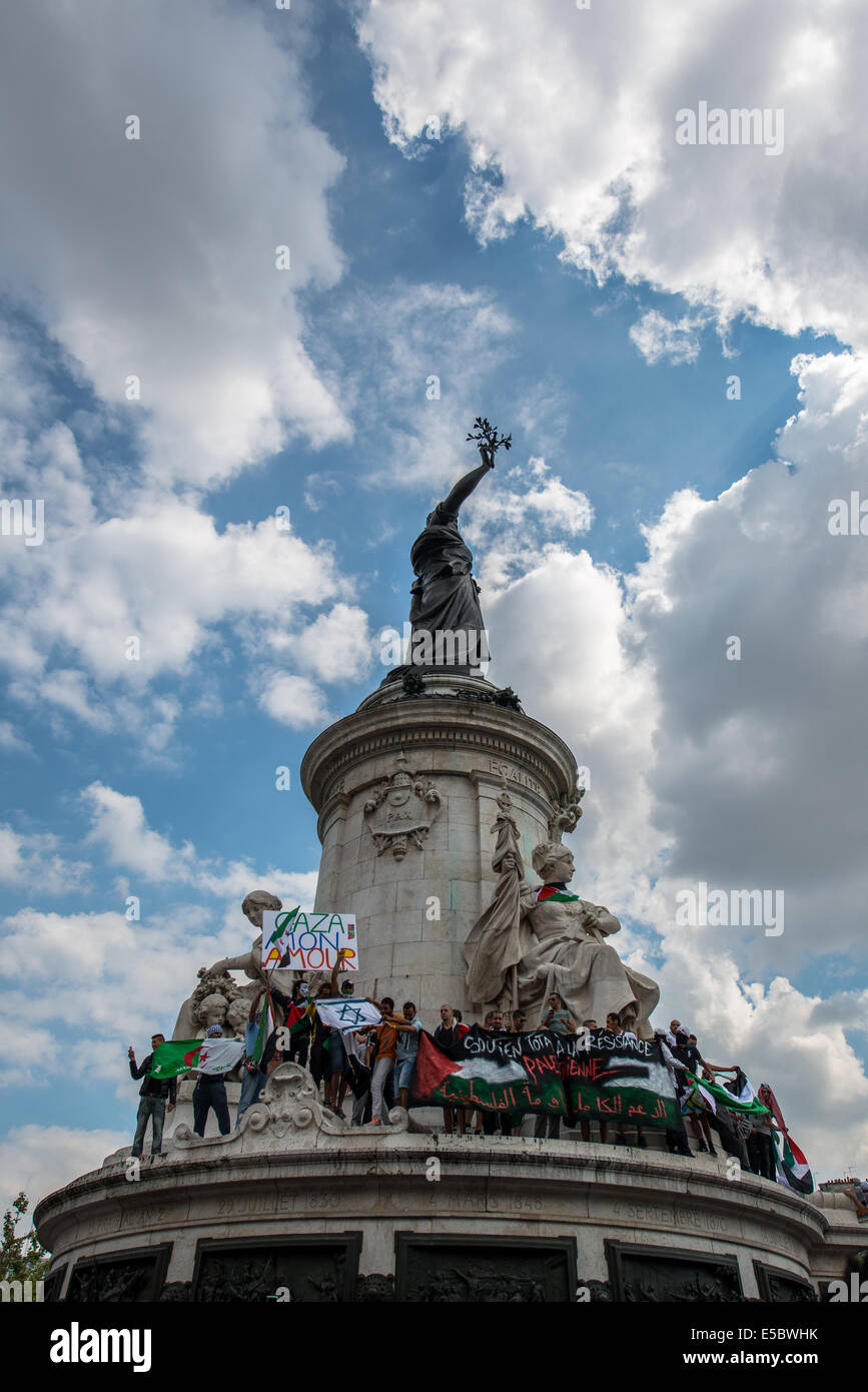 Paris demonstration scene hi-res stock photography and images - Alamy