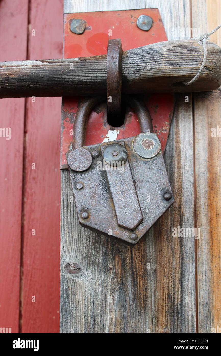 Rust padlock hi-res stock photography and images - Alamy