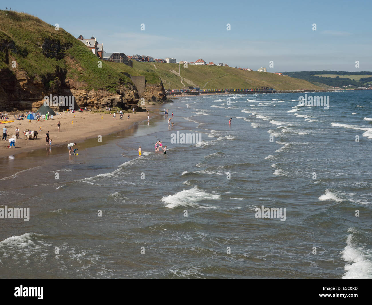 Beach whitby uk family hi-res stock photography and images - Alamy