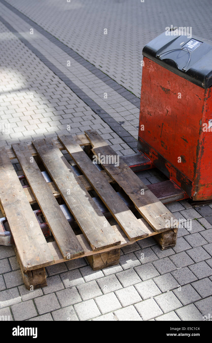 Red electric pump truck with europallet Stock Photo - Alamy