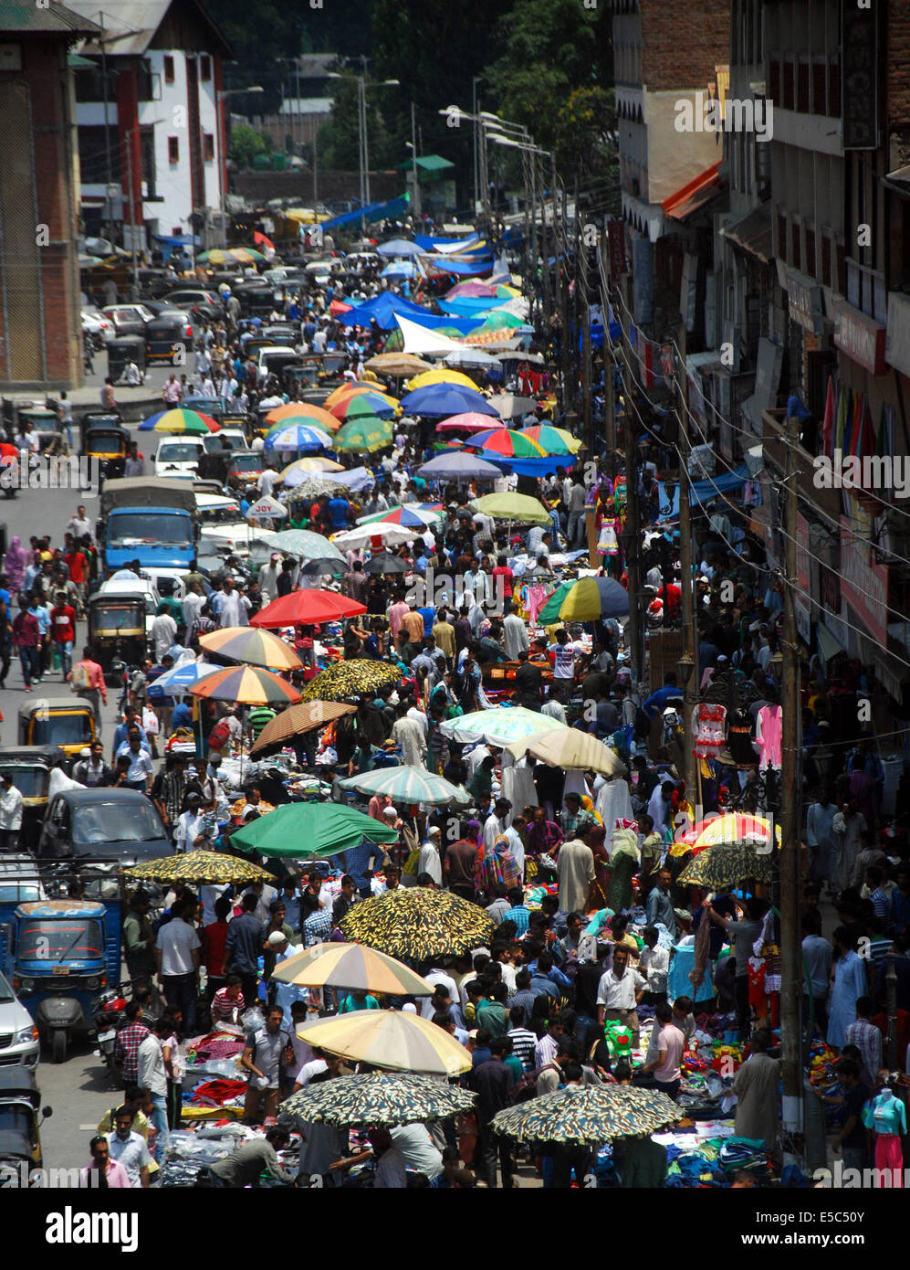 Srinagar, Kashmir. 27th July, 2014. Kashmiris throng the Central Market ...
