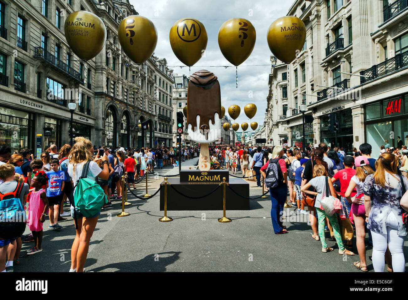 Massive queues for free Magnums, Magnum celebrates 25 years, Regent ...
