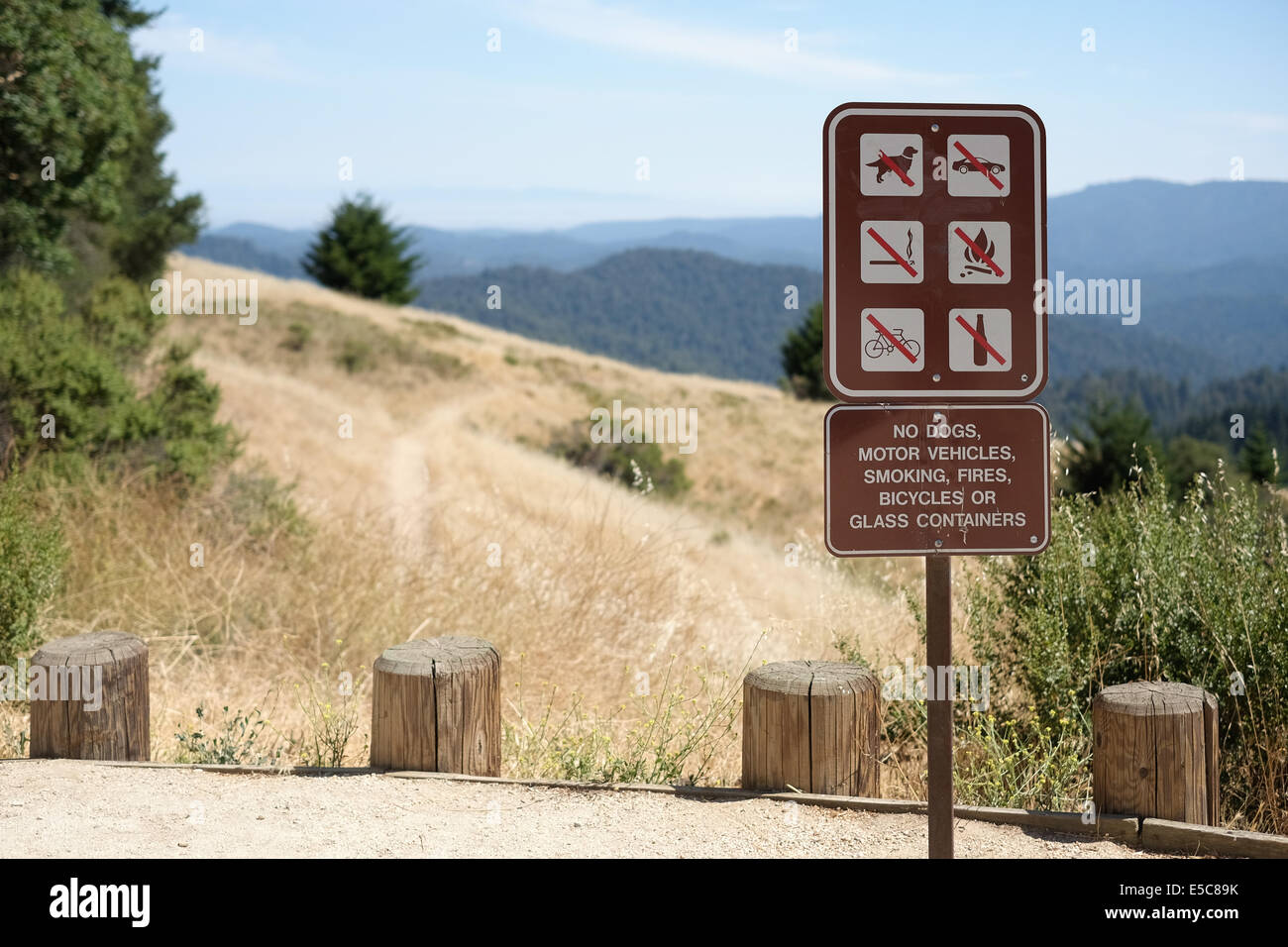 Trail head rules sign Stock Photo - Alamy