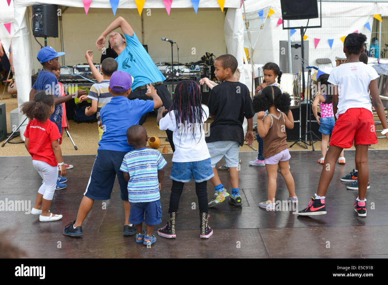Queen elizabeth dancing hi-res stock photography and images - Alamy
