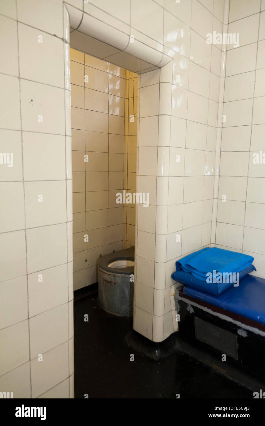 Prison bed and uk hi-res stock photography and images - Alamy