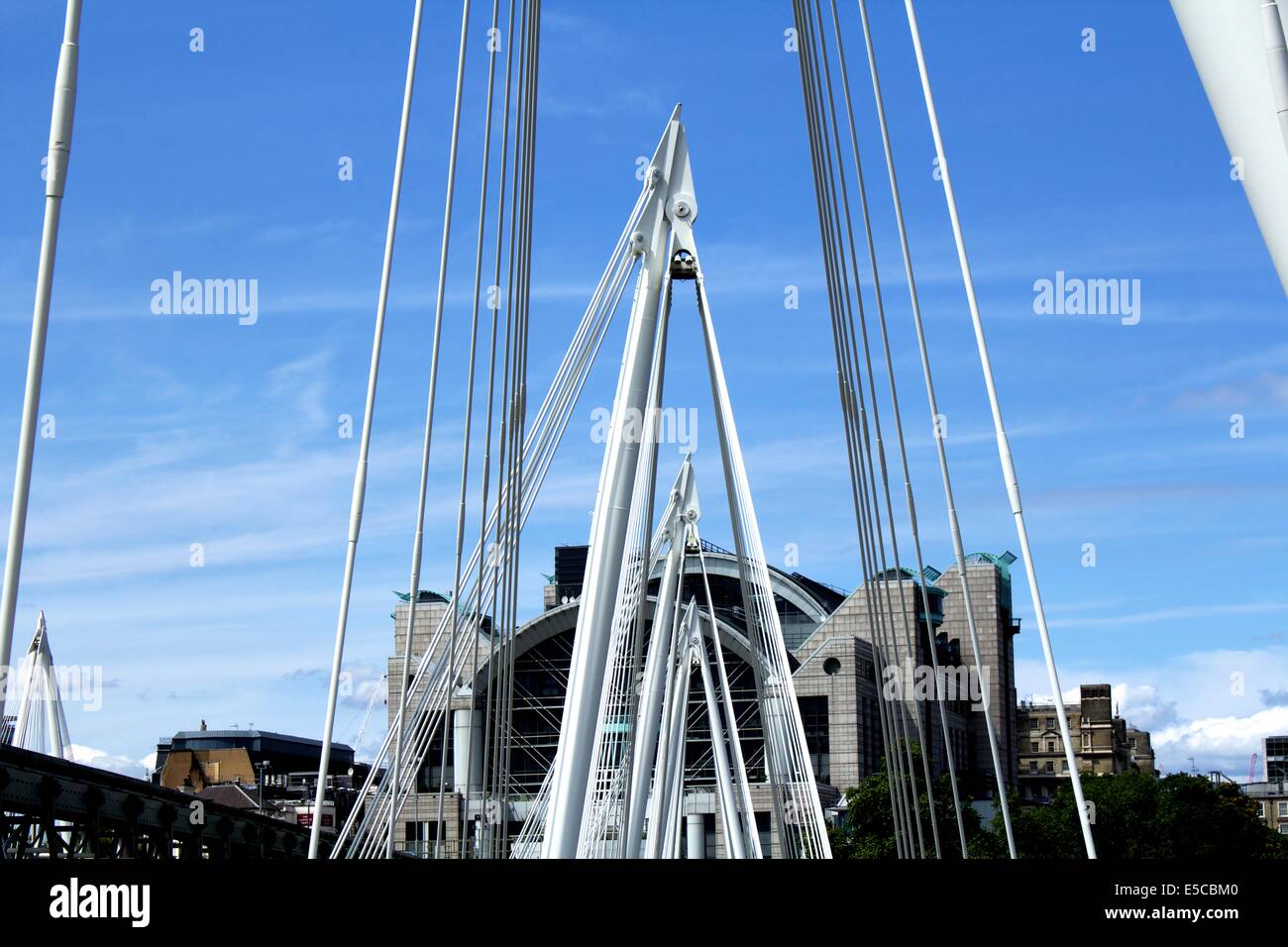 Embankment bridge hi-res stock photography and images - Alamy
